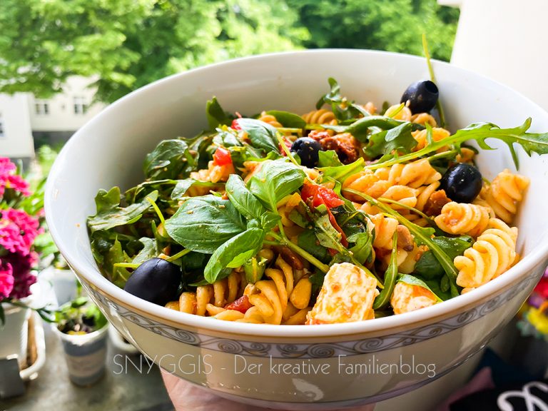 Mediterraner Nudelsalat - perfekt für den Sommer